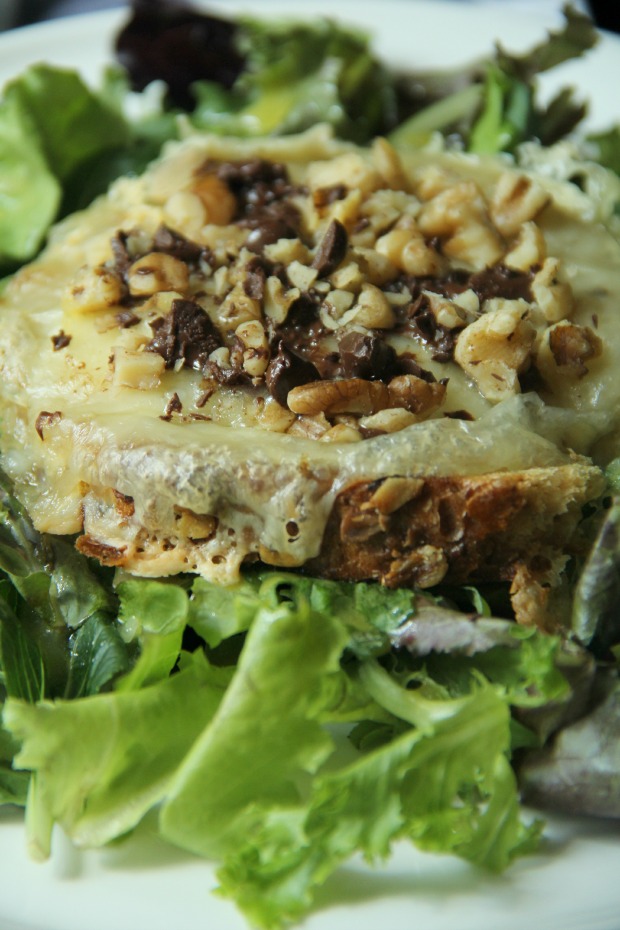 Brie cheese toast on mixed greens – THIRTEEN THOUGHTS